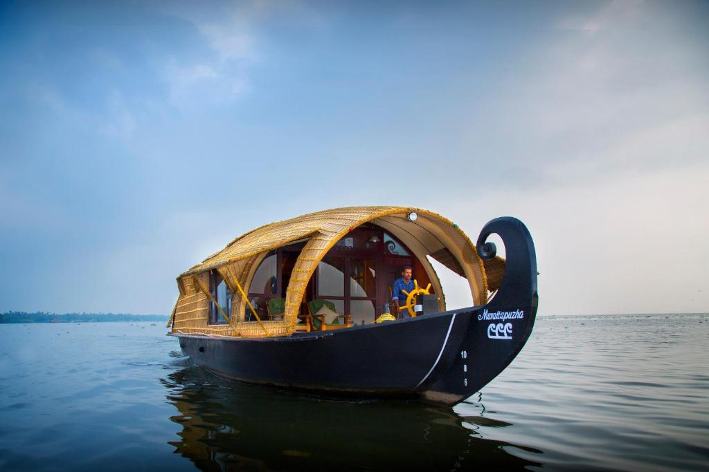 Top 5 Luxury Houseboat Cruises in Alleppey - Sanchari Travels and Actvities