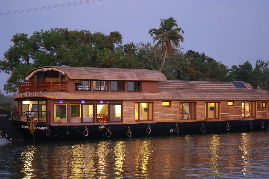 Top 5 Luxury Houseboat Cruises in Alleppey - Sanchari Travels and Actvities